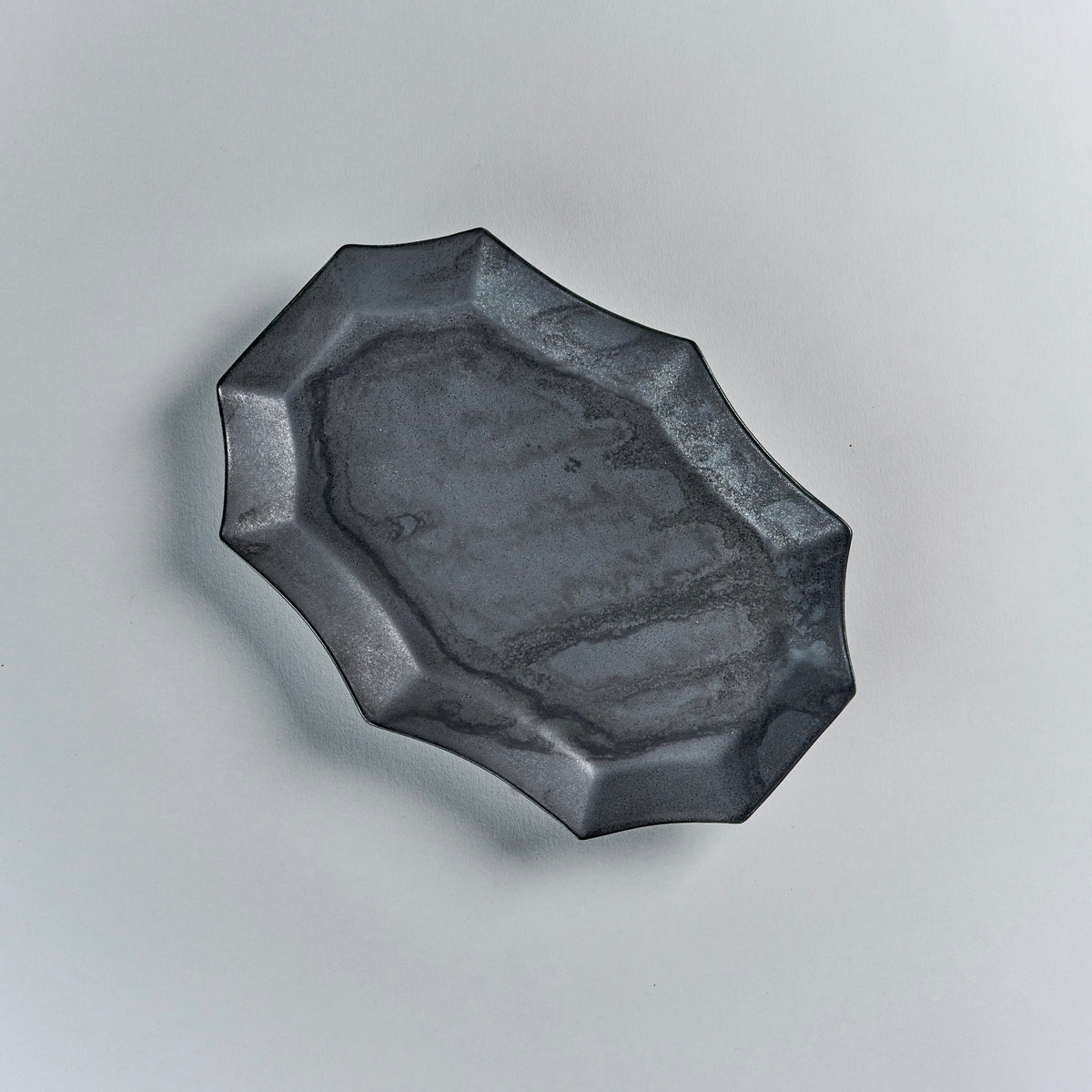 Utsuwa to Design M Deformed Plate, 22cm x 16cm, Black – Artifactt.com