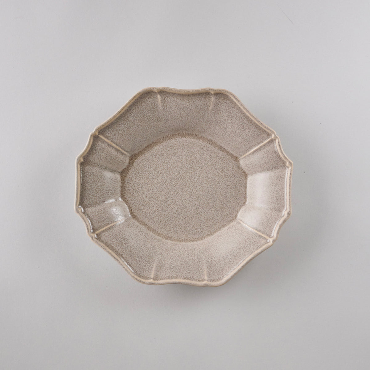 Fleur Gray Matte Warp Plate 22×20.1×3.7cm – Artifactt.com